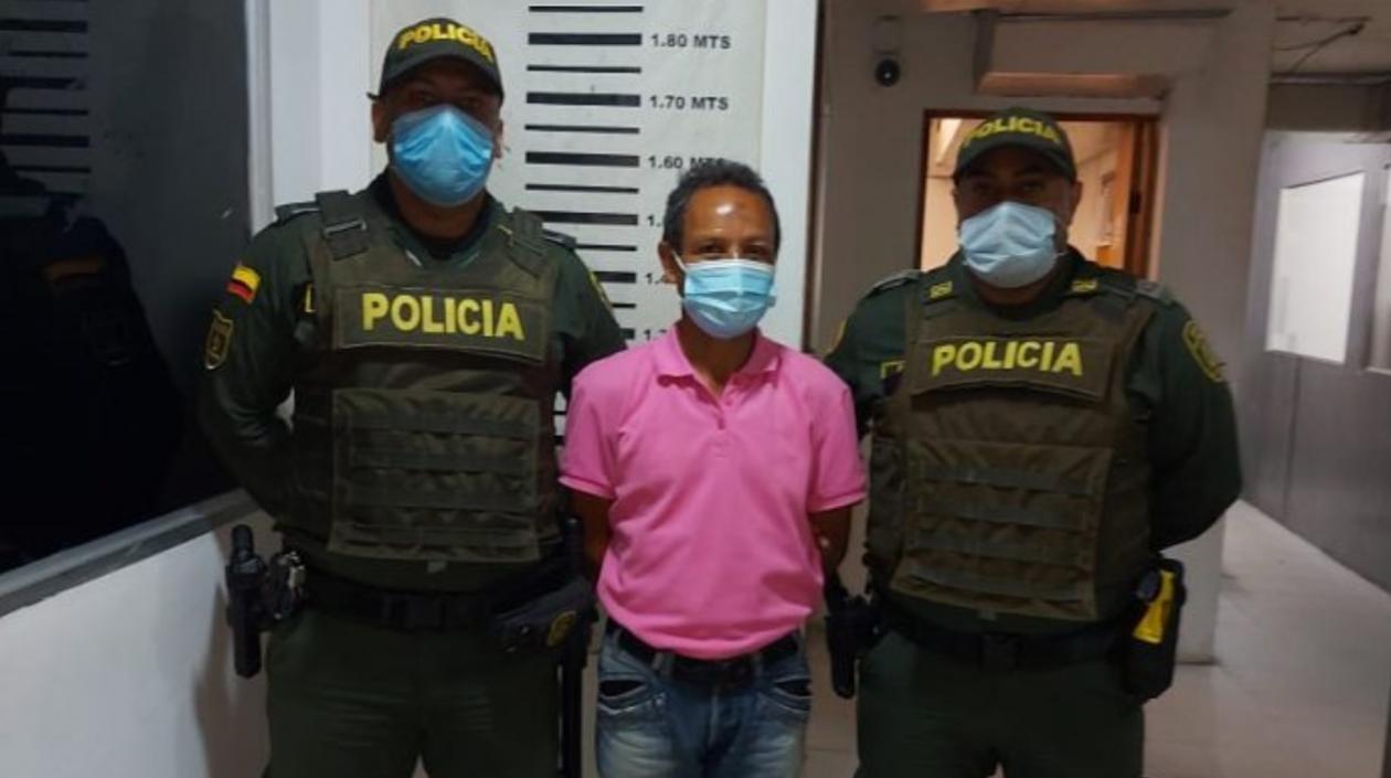 A la cárcel hombre que presuntamente golpeaba a su esposa y a la hija ...